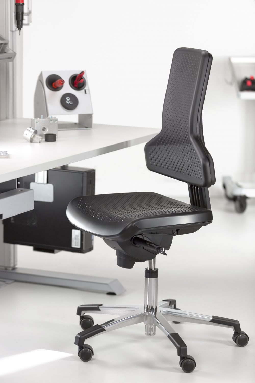 Ergonomic sitting at industrial work benches - item Blog