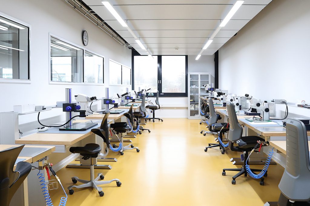 Ergonomic and stable height-adjustable work bench systems for sensitive ...