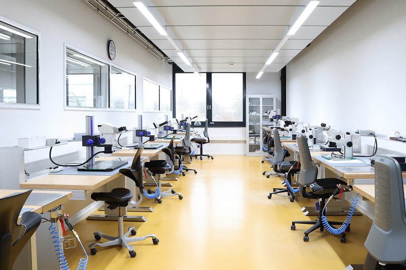 Ergonomic and stable height-adjustable work bench systems for sensitive ...